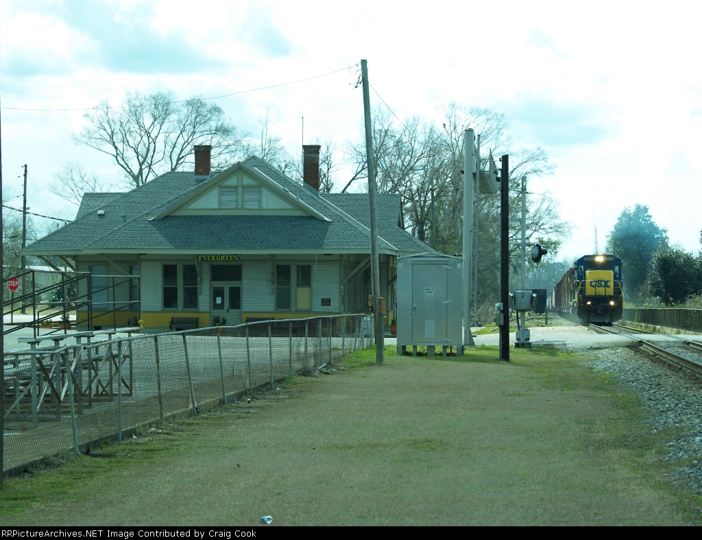 CSXT 7536 passing depot